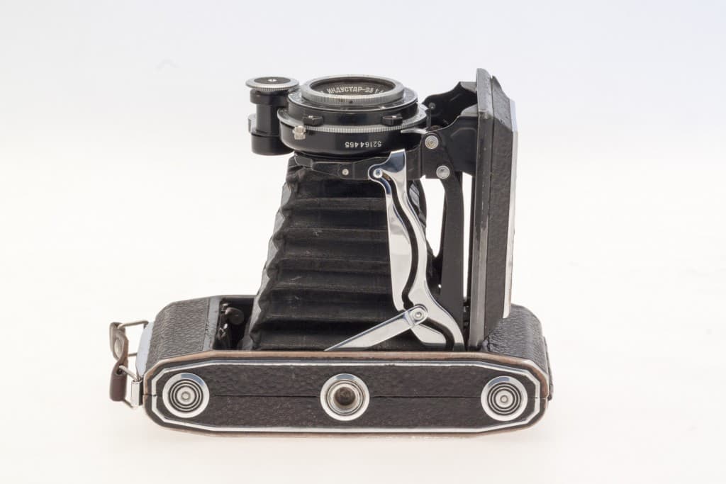 Moskva 2 (Москва) – Soviet 6x9cm Folding Film Camera