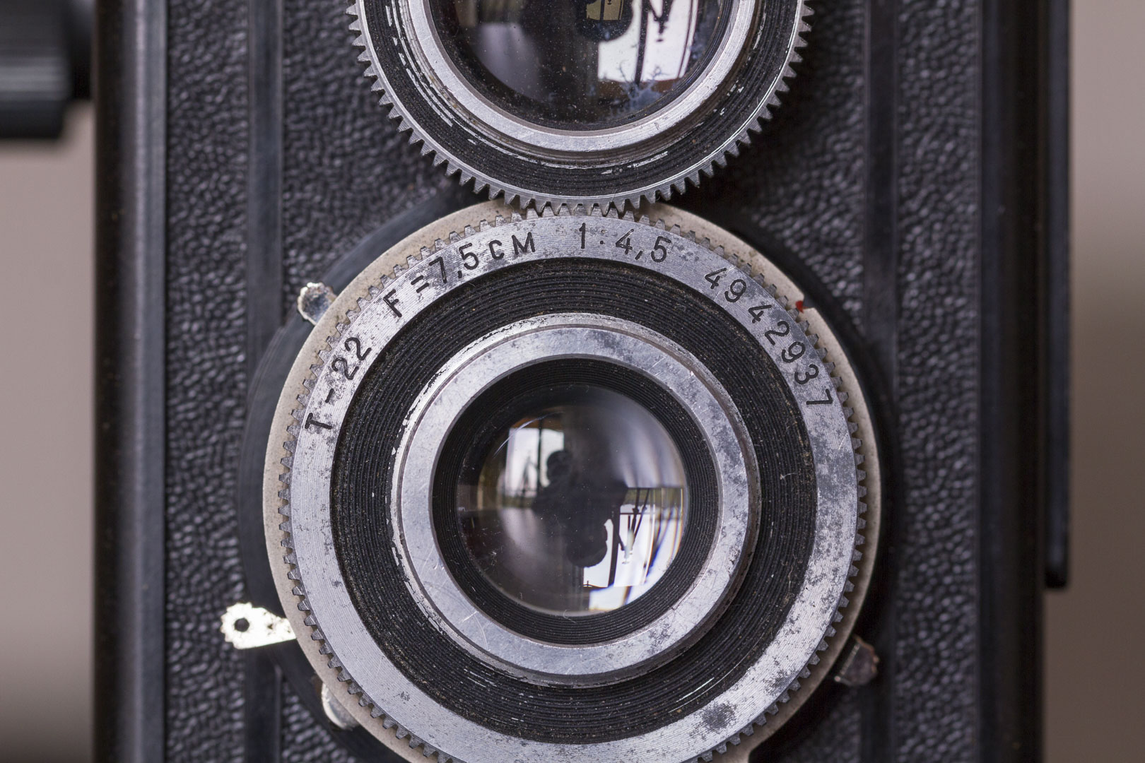 Lubitel (Любитель) – First Soviet 6x6 cm Twin Lens Reflex Film Camera